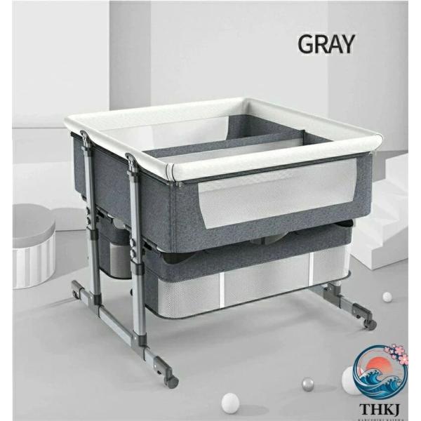 ? -この多機能バシネットは、独立したベビーベッド、サイドスリーパー、ゆりかごとして使えるので、どんな部屋にも、外出先にもぴったりです。新米ママが授乳後、すぐに眠りにつけるように設計されています。  ? -耐久性に優れたアルミ合金製フレーム...