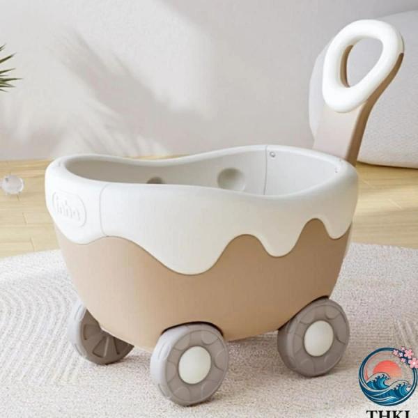 このベビーカーは、お子様の最初の一歩をサポートし、歩きやすくするように設計されています。【大好きなおもちゃを積んで歩行練習】ごっこ遊びやお気に入りのおもちゃなどを入れて運んだり、つかまり歩きの練習用としても、屋内専用でおもちゃ箱としても使え...