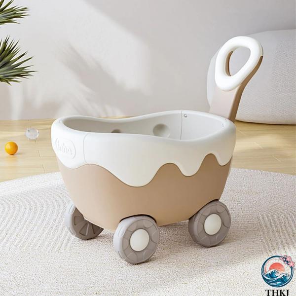 ? 【お洒落な子供用キャリー】はじめの一歩が踏み出しやすく、また歩行がしやすいように設計されたキャリーです。? 【大好きなおもちゃを積んで歩行練習】ごっこ遊びやお気に入りのおもちゃなどを入れて運んだり、つかまり歩きの練習用としても、屋内専用...