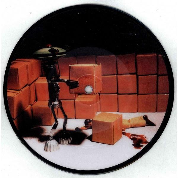 ベテランUSガレージロックバンドMan Or Astro-Man?のメンバーがロボットや宇宙人に扮して演奏していた企画ユニット「サーヴォトロン」の98年シングル。R.E.M.「Finest Work Song」とEddy Grant「Ele...