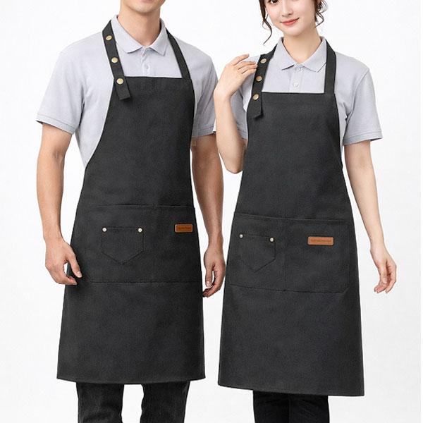 シンプル無地 黒色で洗練されたデザインと高い実用性を兼ね備えたおしゃれな防水撥水エプロンカフェ 美容師 作業用としても使いやすい男女兼用ワークエプロンです無地×黒カラーのシンプルデザインでカフェ風のおしゃれな雰囲気に美容師 ネイリスト 飲食...