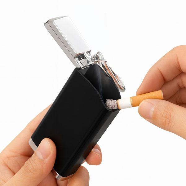 スタイリッシュに持ち運べる携帯灰皿金属素材ならではの上質な質感と耐久性を兼ね備えポケットやバッグに入れてもかさばらないスマートなサイズです吸い殻入れ部分はフタ付きでニオイや灰の飛散を防止付属のカラビナを使えば、キーホルダー感覚でベルトループ...