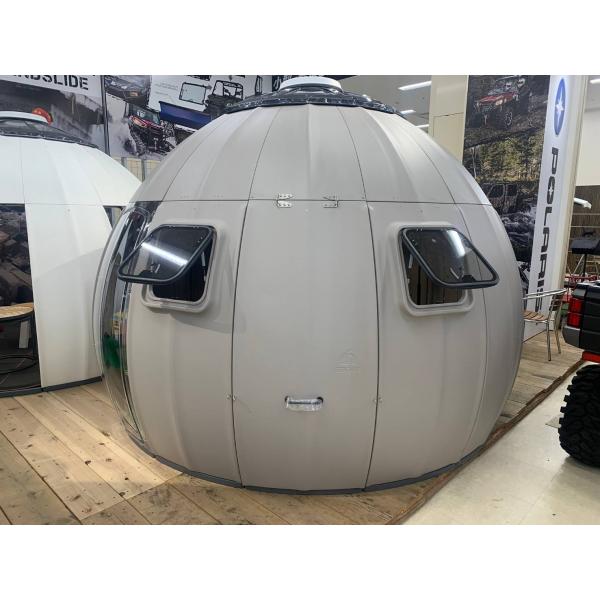 DIYで設置可能な、ドーム型ハウス"イージードーム"です。≪セット内容≫※標準装備■ハッチ型ドアパネル…1セット■窓付き壁パネル…3枚■標準壁パネル…上段14枚、下段10枚■床パネル…14枚■採光用ルーフ／自然換気システム…1セット■レイン...