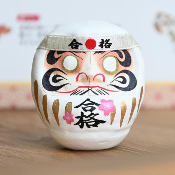【サイズ】 ６cm【商品詳細説明】目標必達、試験合格を応援する白色の祈願だるまです。目標に向かって頑張る人を、「合格」の文字が入った鉢巻をおでこに巻き応援してくれます。またお腹にも「合格」の文字、そして日本を代表する花であり合格を表す慣用句...