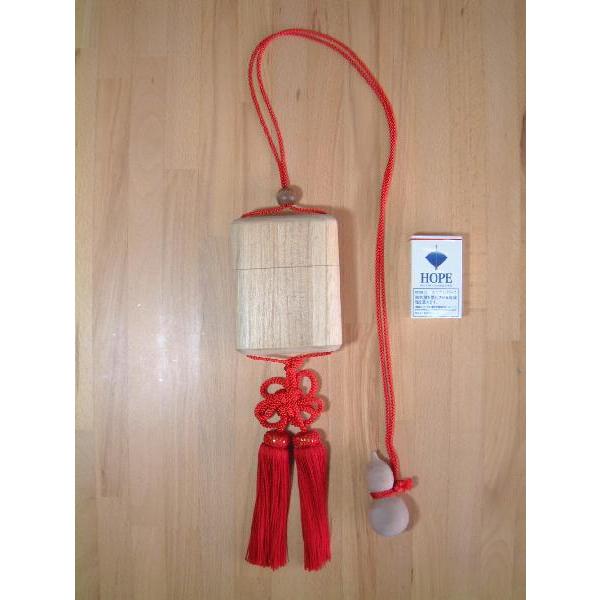 桐印籠　（赤）阿波踊り用品職人による手造り■素材　木製、桐■カラー　房の色は赤阿波踊りの時に腰に吊る小物（アクセサリー）です。木製、桐を使用しております。ふたを開けると、タバコもすっぽり入るゆとりのある大きさで、小銭やタバコを入れるのに便利...