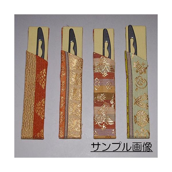 ベージュ系の金襴手サヤ付の鱗形ステンレス楊枝です。鞘の色目と柄は当店におまかせ下さい。■鱗形ステンレス楊枝　金襴手鞘付■サイズ：（鞘：約２ｃｍ×10.3ｃｍ）（楊枝：約9.7ｃｍ長さ）■箱なし●画像の鞘の色柄は一例です。セット商品ではござい...