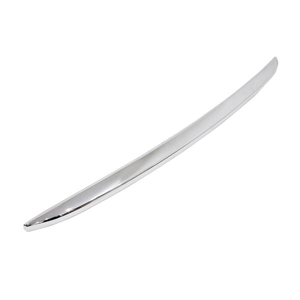 鏡面メッキで高級感のあるフロントフェイス演出します。貼付けタイプのフロントバンパー リップガーニッシュです。※オプションやグレードによって、形状が車体に合わない場合がございます。必ず商品写真とお車を比較確認をお願いいたします。■適合車種・メ...