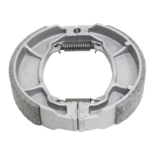 コストパフォーマンスに優れたノンアスベストブレーキシュー耐摩耗性に優れ攻撃性も低く音鳴りも軽減。低中速から高速まで安定した制動力と耐フェード性、ウェット時の安定性を発揮し幅広い走行に対応致します。天候に左右されることなく低温でも効力が表れ、...