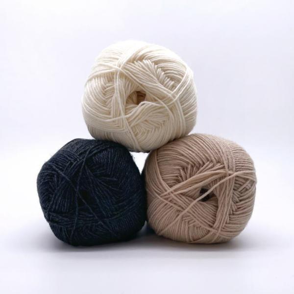 ●毛糸単品（編み図なし）での販売です人気のオパール毛糸の単色！ドイツ製で撚りが深く、靴下に最適な中細タイプの毛糸段染めのオパール毛糸と併せて編んでも素敵な作品が仕上がります■１玉１００ｇ４２５Ｍ■ウール７５％ポリアミド２５％■棒針２〜３号　...