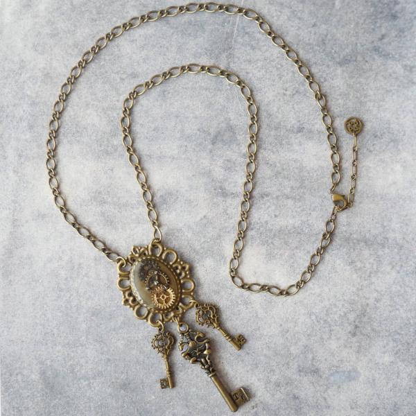 【ティアーズヘブンオリジナル】話題のスチームパンクアイテム様々な歯車を組み合わせたヘッドパーツにアンティークテイストの鍵が3つハンドメイドのロングペンダントです。商品画像は現物を使用していますのでお確かめください。【サイズ】首回り　約：64...