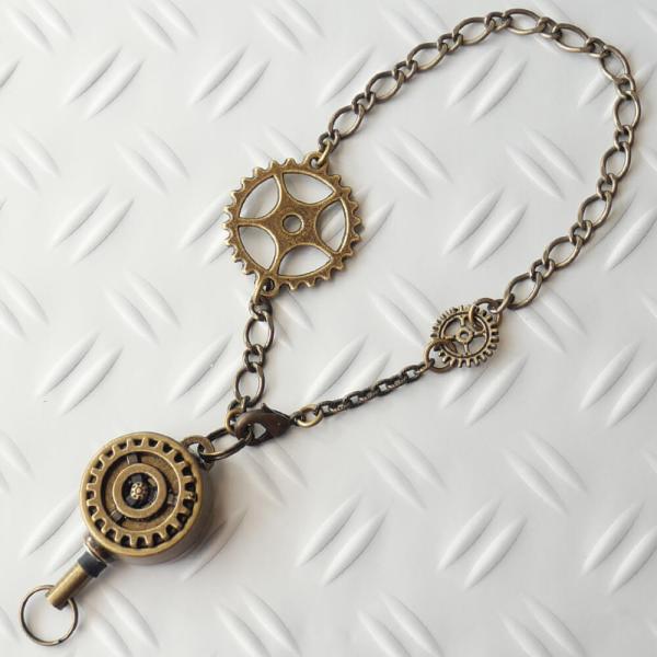 【鍵が伸びる リールキーホルダー】鍵をつけたリングが約30センチ伸びる歯車を使用したスチームパンク系のバッグチャームハードなアンティークゴールドの鎖で鞄につけられます。*鍵をつける2重リングは直径1センチ*画像参照【サイズ】　チェーン全長　...