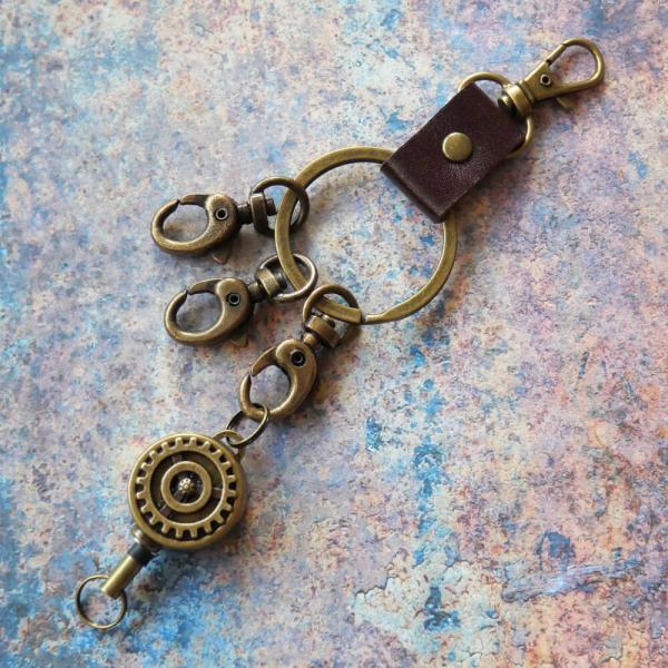 【鍵が伸びる リールキーホルダー】鍵をつけたリングが約30センチ伸びる歯車が個性的なメンズ系リールキーホルダー取り外し可能なフックが大きなリングに3個ボトムやバッグにつけやすい金具が本革でつながる*鍵をつける2重リングは直径3.5センチ【サ...
