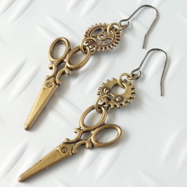 【ティアーズヘブンオリジナル】話題のスチームパンクアイテム歯車にハサミ左右違うデザインのアシンメトリータイプさり気なく普段使いも出来るミニサイズ【サイズ】約：縦6センチ　*画像参照【材質】メタル【生産国】日本製