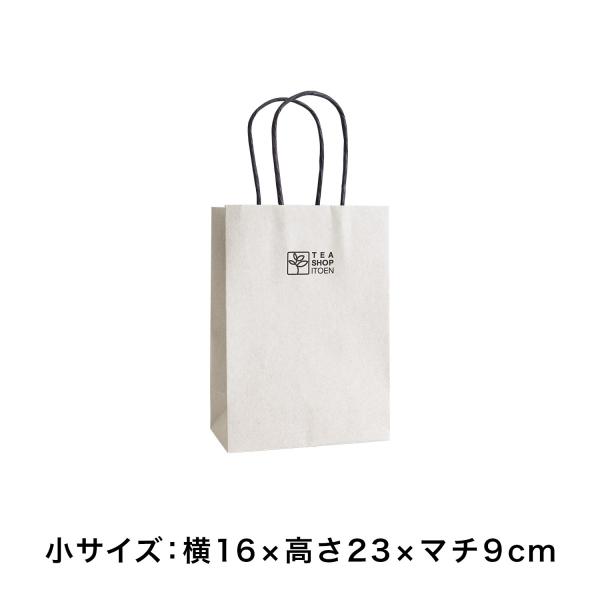 ギフトや手土産のお渡し用手提げ袋です。TEA SHOP ITOENのロゴが入っています。この袋は持ち手も紙素材のため、使用後そのまま紙リサイクルが可能です。 色落ちや破れ等の原因となりますので、水濡れや突起物にご注意ください。サイズ:横幅1...