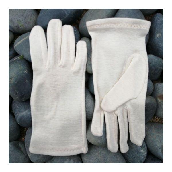 薄手でも丈夫な織物から1双ずつ丁寧に縫製した手袋です。各指の稼働領域とフィット感を重視した左右別々の仕上がりですので安心です。晒し染色加工をしていませんのでより安心してお使いいただけます。余計な染色をしていないので、綿花片等が生地に見えます...