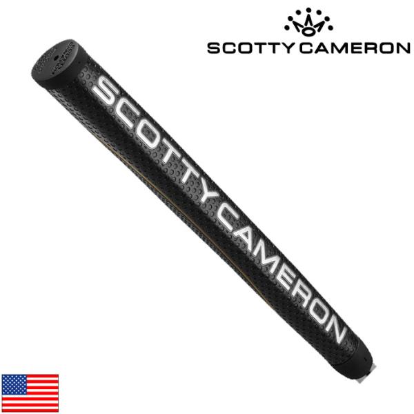 ブラックの本体、フロントにシルバーでSCOTTY CAMERON、サイドからのラインはゴールド、左側にTitleist、右側にSCOTTY CAMERON STUDIO DESIGNのロゴが配置されています。Black/Silver Mat...