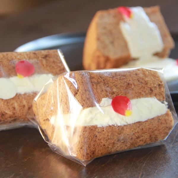 源喜の町「岐阜県・神戸町」は薔薇の町です。毎年3000種の薔薇が咲き誇る公園で開店する「薔薇カフェ」の特別メニューとして生まれた「薔薇のシフォンケーキ」が発送用に登場。1個あたりの糖質は1.9g完全グルテンフリーで、低糖質・低カロリー。ロー...