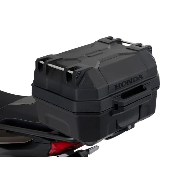 商品特長Honda SMART keyシステムと連動し、トップボックス取付ベース下のスイッチ操作でボックスの解錠が可能。車体から取り外した場合にも、ボックスの施錠が可能なキーシリンダーを内蔵。●容量：約40L　●許容積載量：3.0kg●サイ...