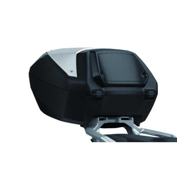商品特長Honda SMART keyシステムと連動し、トップボックス取付ベース下のスイッチ操作でボックスの解除が可能です。車両に合わせたデザインを採用し、フルフェイスヘルメットを2個収納可能な樹脂製のトップボックスです。車体から取り外した...