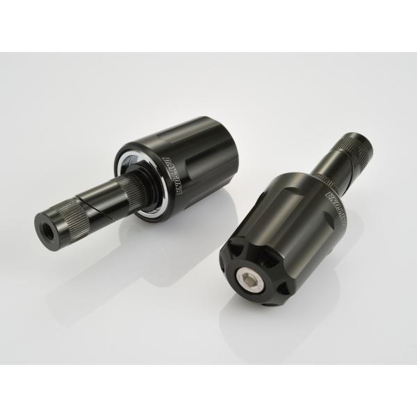 真鍮製の防振ウエイトを内蔵したバーエンド。純正のバーエンドと付け替えるだけで簡単にドレスアップ。・カラー：ブラック　・サイズ：SUZUKI車 / 汎用ハンドル（内径Φ17〜Φ19）　・重量（片側）：約350g・素材：本体（外側） - アルミ...