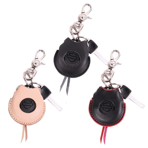 品　番：K-63カラー：ブラック、タン、ブラック/レッド素　材：牛革（天然タンニンなめし）寸法：縦7.3×横6.7×厚み0.5(cm)注意点■取付け、ご使用時の注意点■▼HDリモートキータイプのキーフォブ（2018年以降ソフテイル）に対応し...
