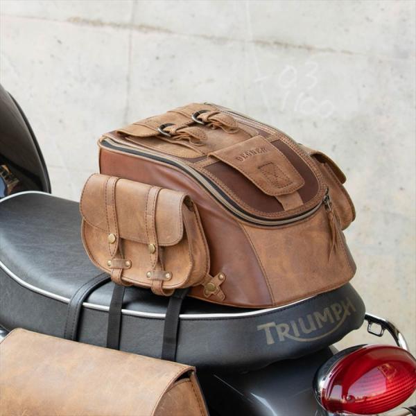 ヴィンテージ感のあるオイルレザーを使用したシートバッグ。■品番・品名SB-93　レザーシートバッグ■素材牛革（オイルレザー）■カラーブラックブラウン■容量9L■サイズ縦34.5×横30×幅20(cm)■付属品かんたんベルト×2、レインカバー...