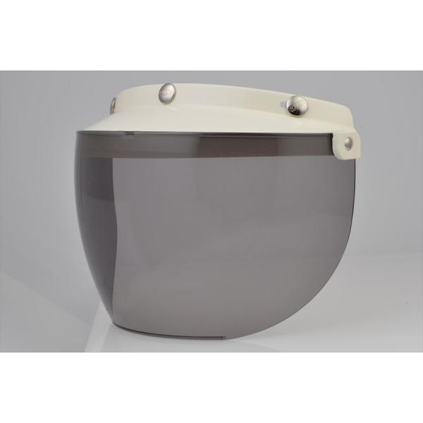 ◆アイボリー/スモーク3スナップのフリップアップシールド。映画『マッドマックス』に登場するジム・グースを彷彿とさせるディテール。バイザーとシールドが一体化しているので日差しが強い日や雨の日も安心。スナップにはアジャスター機能が付いているので...