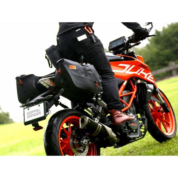 小さなリア周りでもガッチリ装着できる、マフラーに接触しない25リットルの防水サイドバッグ。ドロや雨に強い、360°防水ターポリン。バッグを支える骨格「コア・ボード・システム」。邪魔にならない容量25リットル。カラー ブラック原産国 中国サイ...