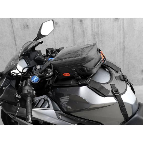 樹脂タンクなどマグネット固定ができない車両用のベルト固定式タンクバッグ。スマホポケット付属。樹脂製タンクにも取付できるベルト固定式。バッグ上面にはスマートフォンポケットを搭載。カラー ブラック （ブラック）原産国 中国サイズ W16.5?L...