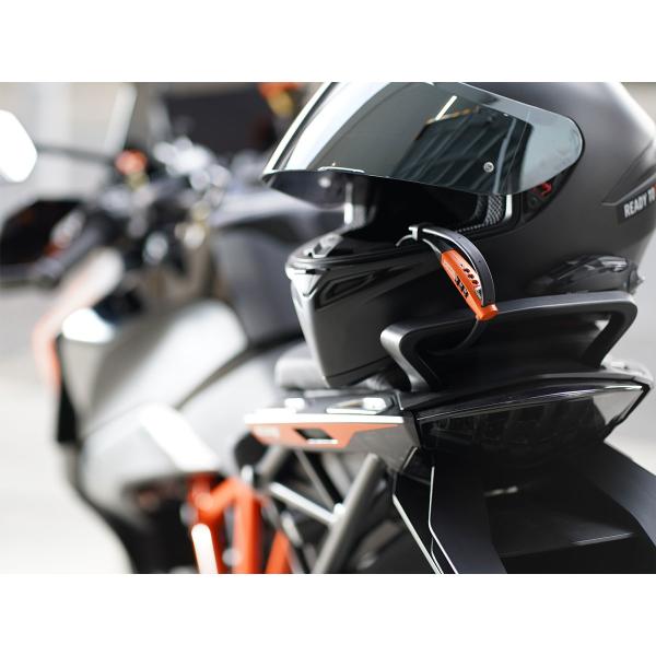 バンドにダイヤル式ロックを搭載した「施錠ができる結束バンド」です。手軽にロードバイクのフレーム・ホイール盗難対策ができます。プレート部はナイロン皮膜で覆われておりフレームの塗装を傷めにくくなっています。鍵のいらないダイヤルロック。　85gの...