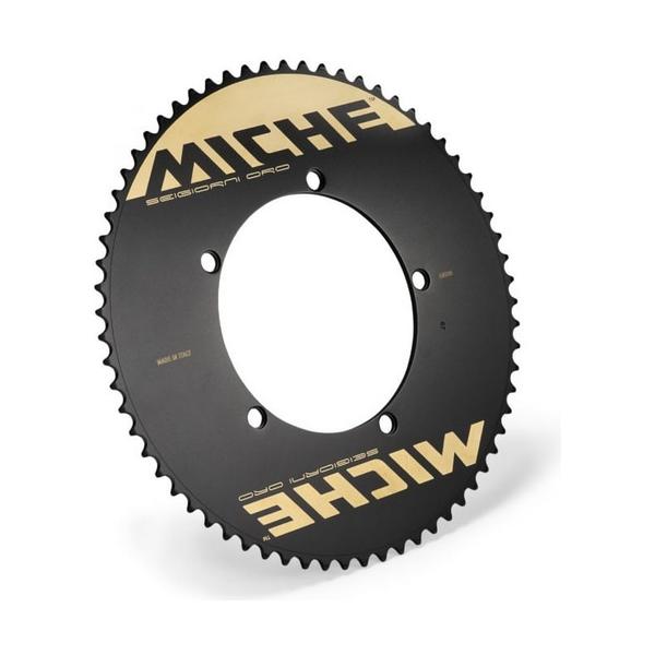 ◆特徴●Sei Giorni ORO チェーンリングは、Sei Giorniよりもさらに大きな歯数を求めるレーサーの為に発売します。●必要以上の切削加工をすることなく、高い剛性を確保しています。●ゴールドメダルを連想させるロゴカラーと、高い...