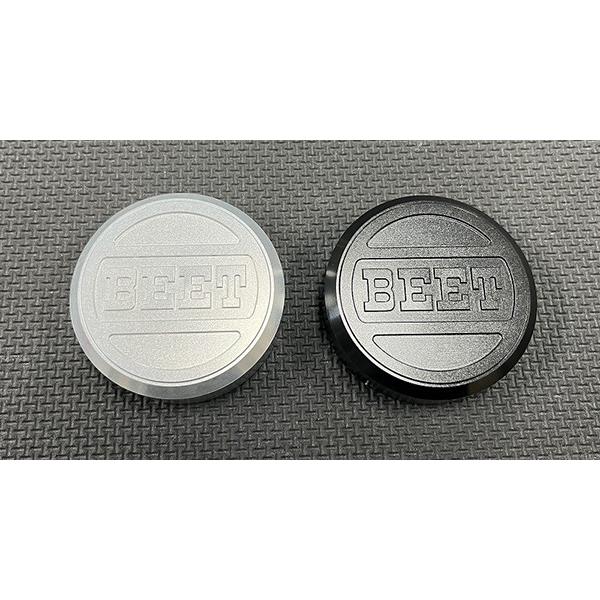 ・『BEET』デザインをマシニングセンタによるアルミ削り出しで制作・シルバー・ブラックの2色を設定　※アルマイトのカラーは、紫外線による退色は避けれませんので、その点はご了承ください。・右画像のラジエターキャップにかぶせて2本のネジで固定・...