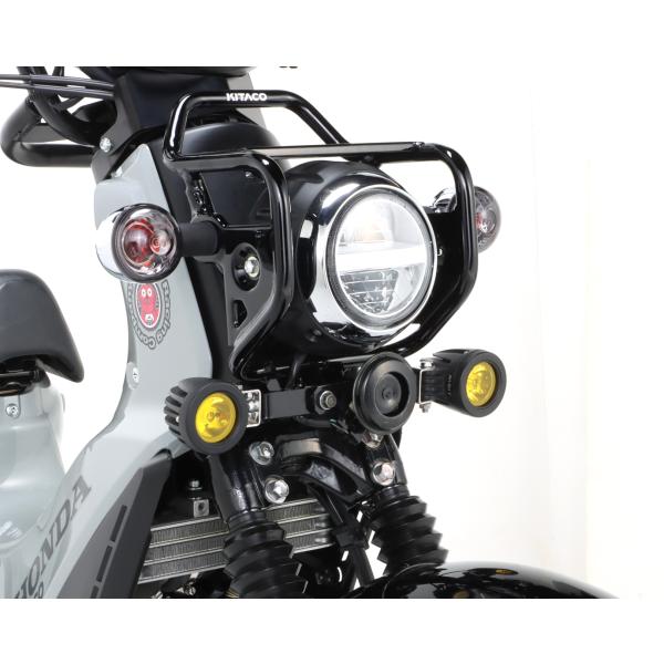 車種専用のステーとハーネスを付属した2灯式高輝度 LED シャトルビーム KIT です。 高いドレスアップ効果と夜間走行時の補助ランプとして役立ちます。●ボルトオン　● LED シャトルビーム× 2 灯　●ステー：スチール製ブラック ●ヘッ...