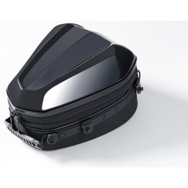 カラー ：グロスブラック本体サイズ ：220-260(H)×280(W)×380(D)mm本体重量 ：1.1kg材質 ：PC樹脂、1680Dポリエステル、ナイロンタフタ他容量 ：10-14L内容 ：本体×1、Kシステムベルト PF25×1、...