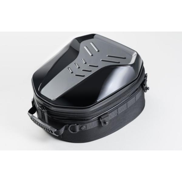 カラー ：グロスブラック本体サイズ ：210-250(H)×300(W)×390(D)mm本体重量 ：1.22kg(片側)材質 ：PC樹脂、1680Dポリエステル、ナイロンタフタ他容量 ：14-18L内容 ：本体×1、Kシステムベルト PF...