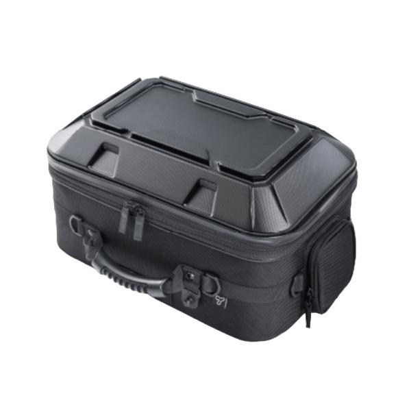 カラー ：エンボスブラック本体サイズ ：240(H)×450(W)×300(D)mm本体重量 ：1.38kg(片側)材質 ：PC樹脂、1680Dポリエステル、EVA、ナイロンタフタ他容量 ：25L内容 ：本体×1、Kシステムベルト W-PF...