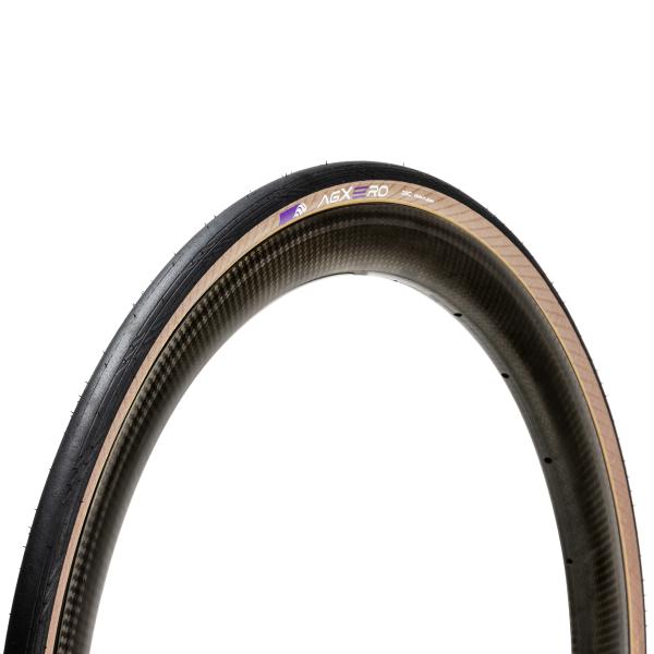 コンパウンドの最適化と新トレッドパターンの融合によって、Panaracer AGILESTの低い転がり抵抗と高いグリップ力を維持したまま耐貫通パンク強度を向上させた新フラッグシップモデル。耐貫通パンク強度6%以上(※)向上！※Panarac...