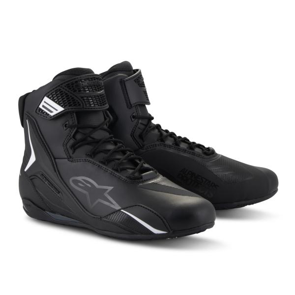 モータースポーツの研究開発の経験から生まれたスポーツライディングシューズFASTER-4 SHOE　ファスター フォー シュー■機能説明・先進的なマイクロファイバーとシームレスな熱溶着パネルで構成されたメインアッパー素材が、革新的でテクニカ...