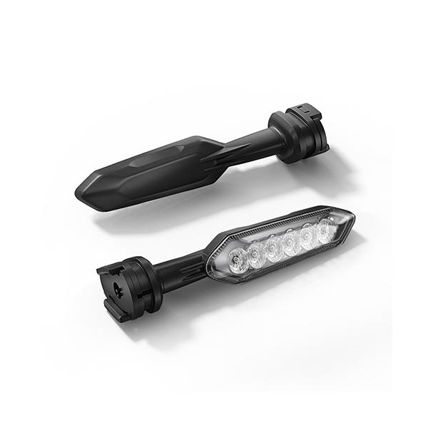 2026年4月下旬より発売予定 6灯のLEDが流れて光るシーケンシャルウインカー車両純正装着されているLEDウインカーから配線加工不要のカプラーオンで取り付けができます。※T?n?r?700（2024〜）リア専用適合車両T?n?r?700（...