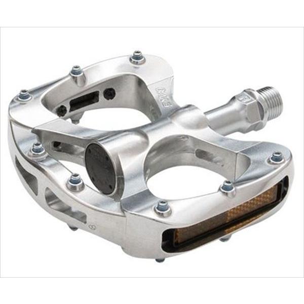 カラー：シルバーサイズ： W94mm × L114mm重量： 530g (pair)  ・人気モデルGAMMAよりもさらに幅広な踏面を確保するため、C型のアルミダイカストパーツを組み込んだスパイクピン付きペダルです。・スチール製のM4スパイ...