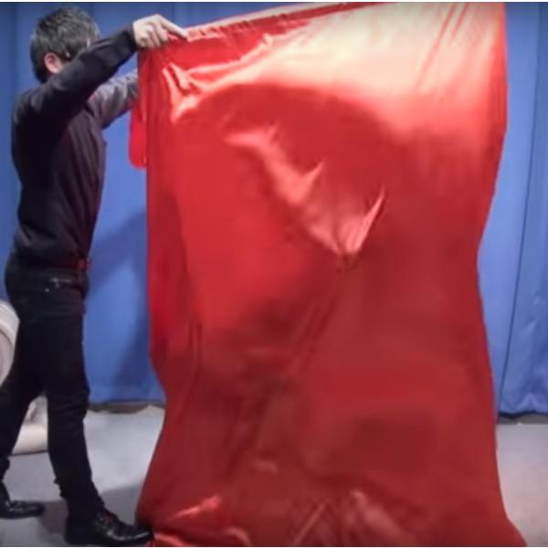 ワンインチや、人体交換、衣装チェンジ、リングエスケープなどで使用できるイリュージョンカーテンです。口の二箇所に棒が二本仕込んであります。くるくると巻いておけばコンパクトに持ち運びできます。素材：サテンサイズ：丈約3ｍ、一辺の幅約105cm、...