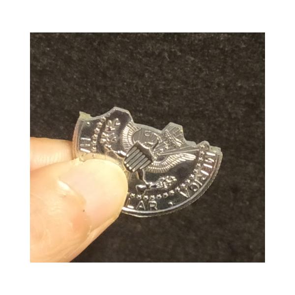 コインをかじる！バイツアウトコイン。バイツイートなどとも呼ばれています。息を吹きかけると、一瞬で元に戻る　ユニークなマジックです。コインはレプリカです。【商品内容】ギミックコイン×1すり替え用コイン×1解説は、オンライン動画です。ギミックコ...