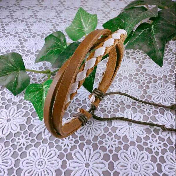 ハンドメイドの本革レザーブレスレットです。牛革紐を２本と編み込みコットンコードを組み合わせ、シックなデザインに仕上げています。サイズ：フリーサイズ　　　　※二重ひもなので調節可。製　造： タイ王国素　材： 牛革 他※ 天然の牛革を使用した海...