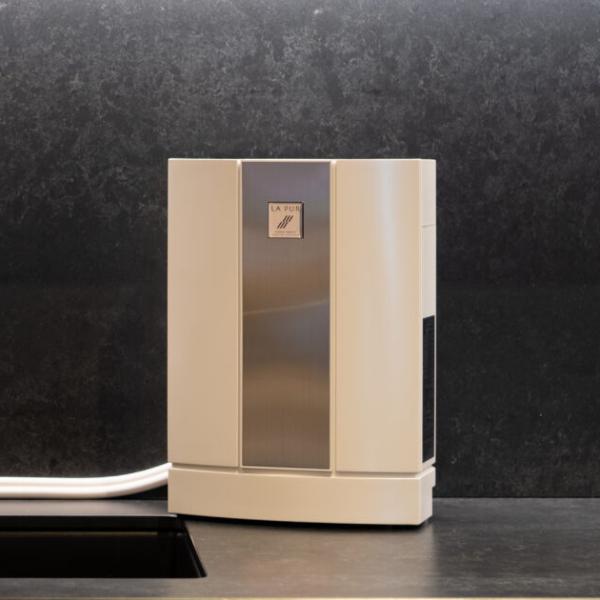 『主な仕様』・型式：LAT-1(カウンタートップタイプ)・製品寸法 / 重量：幅250×奥行149×高さ355(mm) / 4.7kg(浄水カートリッジ含む)・ろ過流量：3.0L/分(水圧0.3MPa使用時)・浄水寿命：●イオン交換樹脂カー...