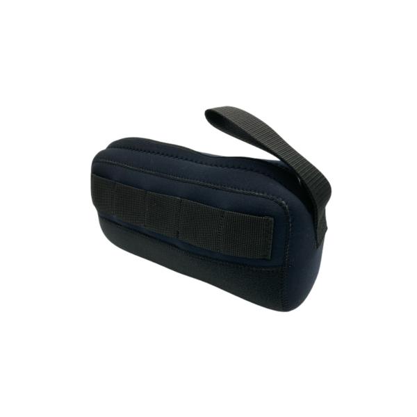 ウェットスーツの素材でできたスキューバーダイビング、マリンスポーツでの使用を想定したバッグです。ログブックやスタンプ、財布、筆記用具や携帯電話など。ちょうどいい大きさの割になかなかの大容量です。表面にはモールシステムとベルクロメスをあしらっ...