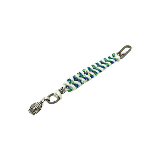 シルバー925とチタン（リング部分）を使用したパラコードアクセサリー。ピンや本体のつくりが非常に精巧。シルバー925のペンダントトップを使用し、リング部分は軽く丈夫なチタン製のクリップとリングを採用しました。キーホルダーなど。その使い方はオ...