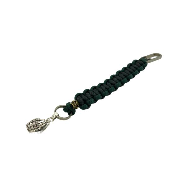 シルバー925とチタン（リング部分）を使用したパラコードアクセサリー。ピンや本体のつくりが非常に精巧。シルバー925のペンダントトップを使用し、リング部分は軽く丈夫なチタン製のクリップとリングを採用しました。キーホルダーなど。その使い方はオ...