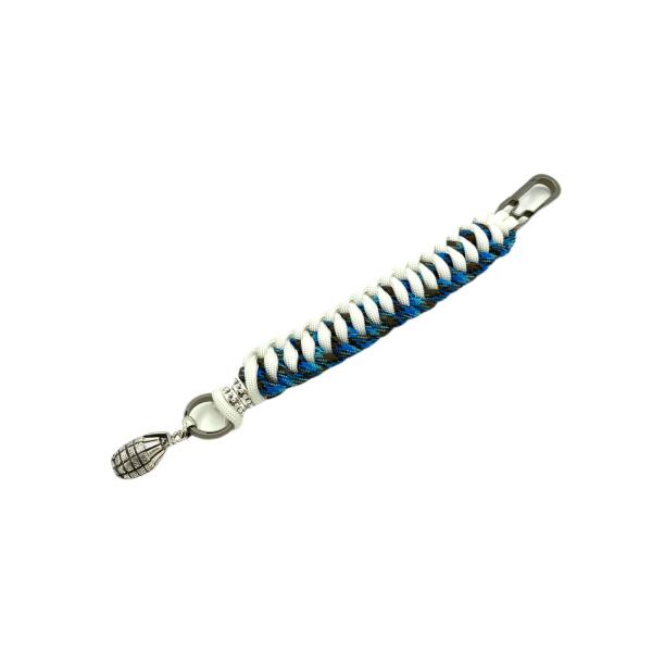 シルバー925とチタン（リング部分）を使用したパラコードアクセサリー。ピンや本体のつくりが非常に精巧。シルバー925のペンダントトップを使用し、リング部分は軽く丈夫なチタン製のクリップとリングを採用しました。キーホルダーなど。その使い方はオ...