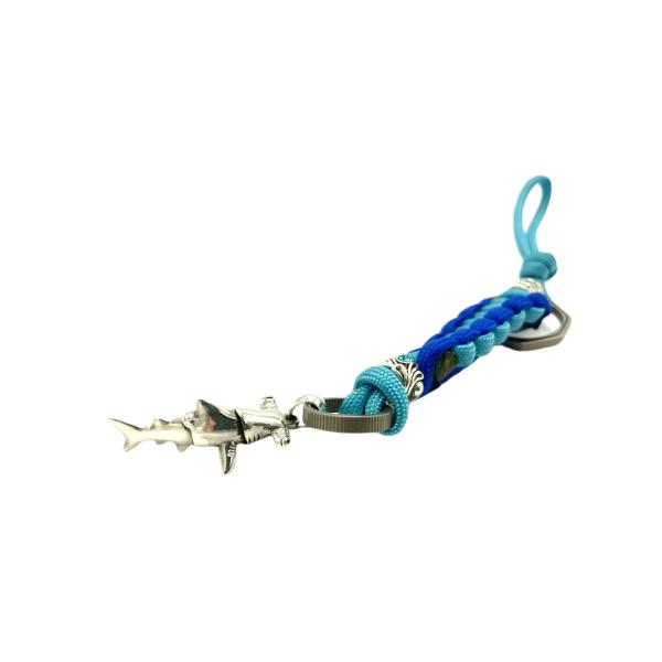 シルバー925とチタン（リング部分）を使用したパラコードアクセサリー。キーホルダーとして。ダイビングのBCDにつけるアクセサリーとして。その使い方はオーナー次第。【サイズ】全長 約19cmハンマーヘッドシャーク（シルバー925）約3.2cm