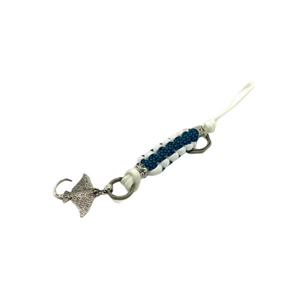 シルバー925とチタン（リング部分）を使用したパラコードアクセサリー。キーホルダーとして。ダイビングのBCDにつけるアクセサリーとして。その使い方はオーナー次第。【サイズ】全長約20cmスティングレイ（シルバー925） 約3.5cm